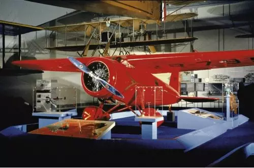 Amelia Earhart sweef by die flieks en die Smithsonian