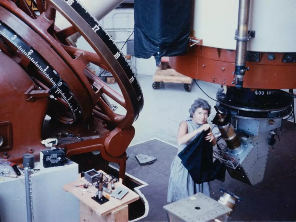 Fiif dingen om te witten oer grinsbrekkende astronoom Vera Rubin