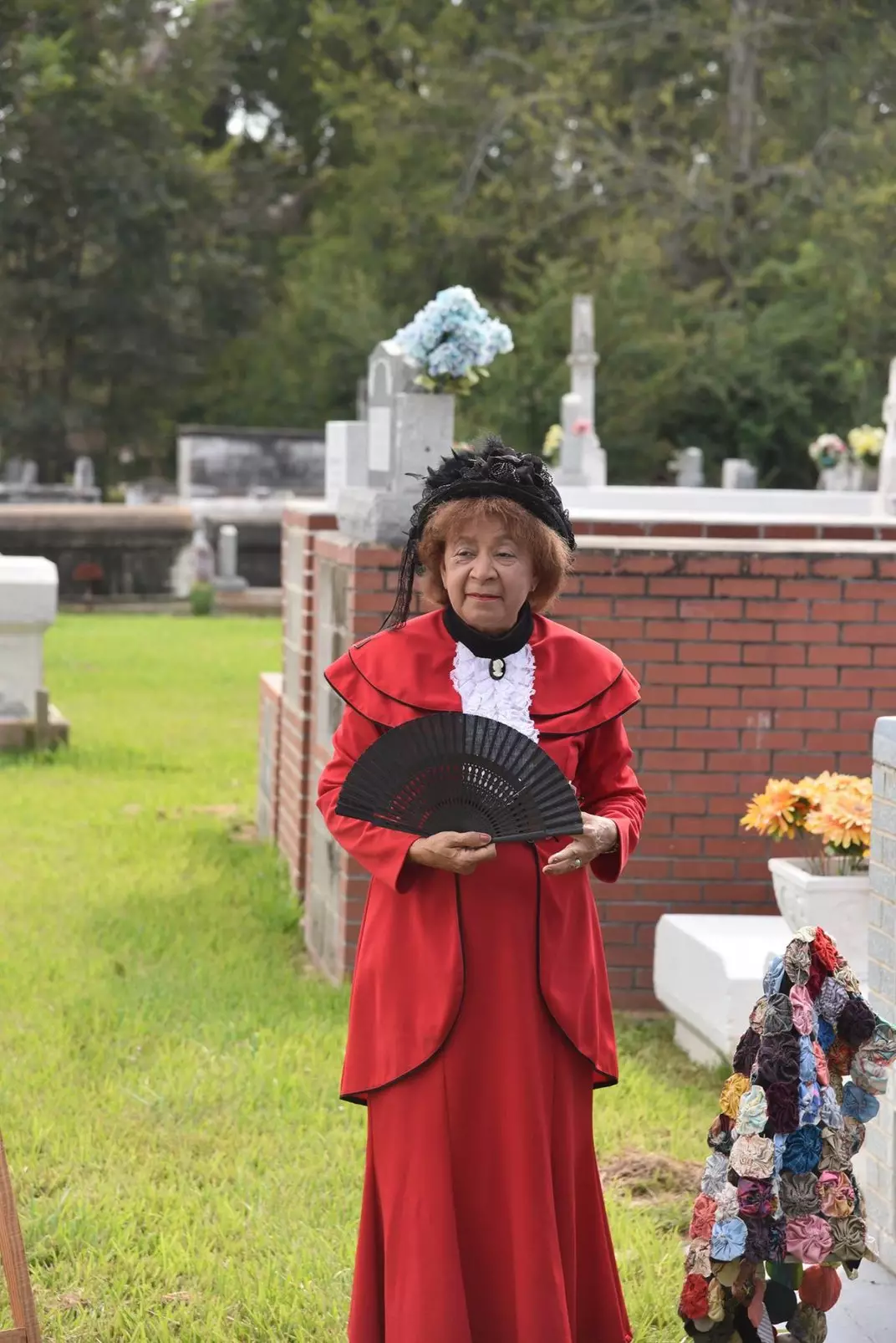 На кладбищах по всей стране реконструкторы воскрешают мертвых