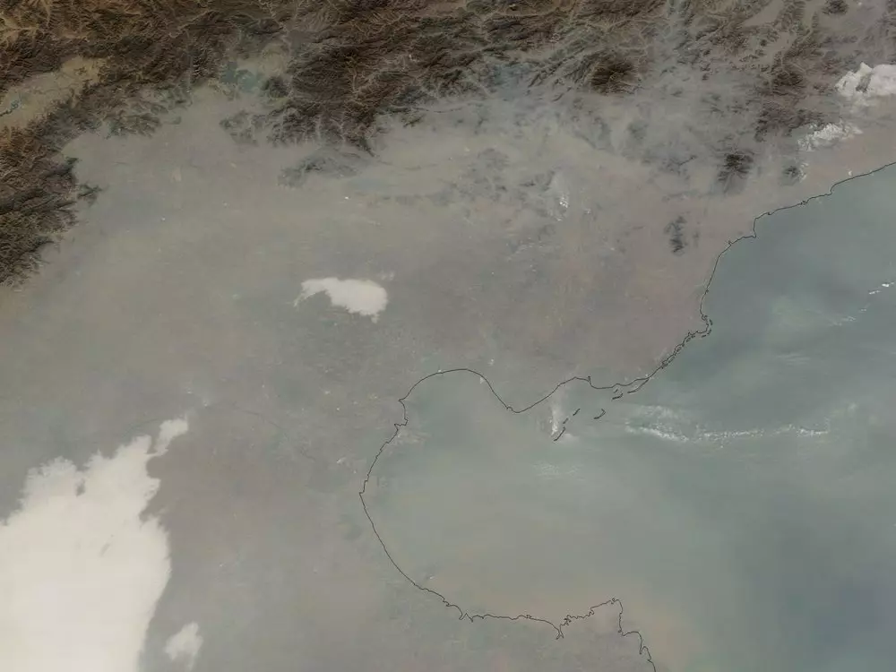 Китай настолько задымлен, что Пекин даже не видно из космоса