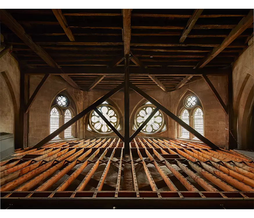 30 000 skerwe historiese loodglas gevind in Westminster Abbey se solder