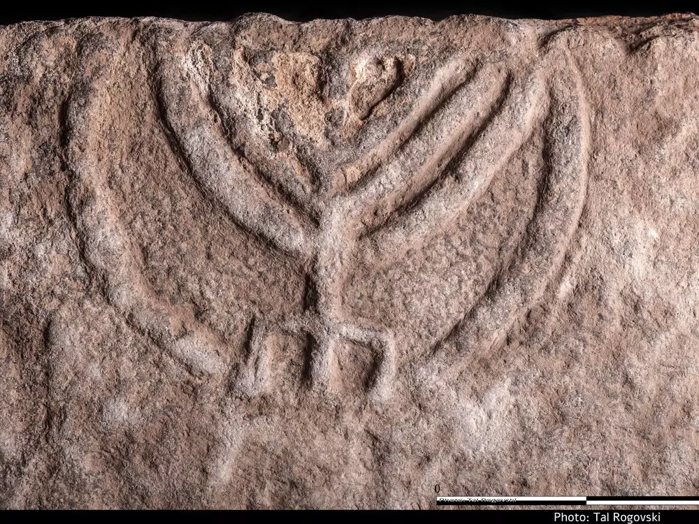 U Izraelu otkrivena grobna vrata s ugraviranom menorom
