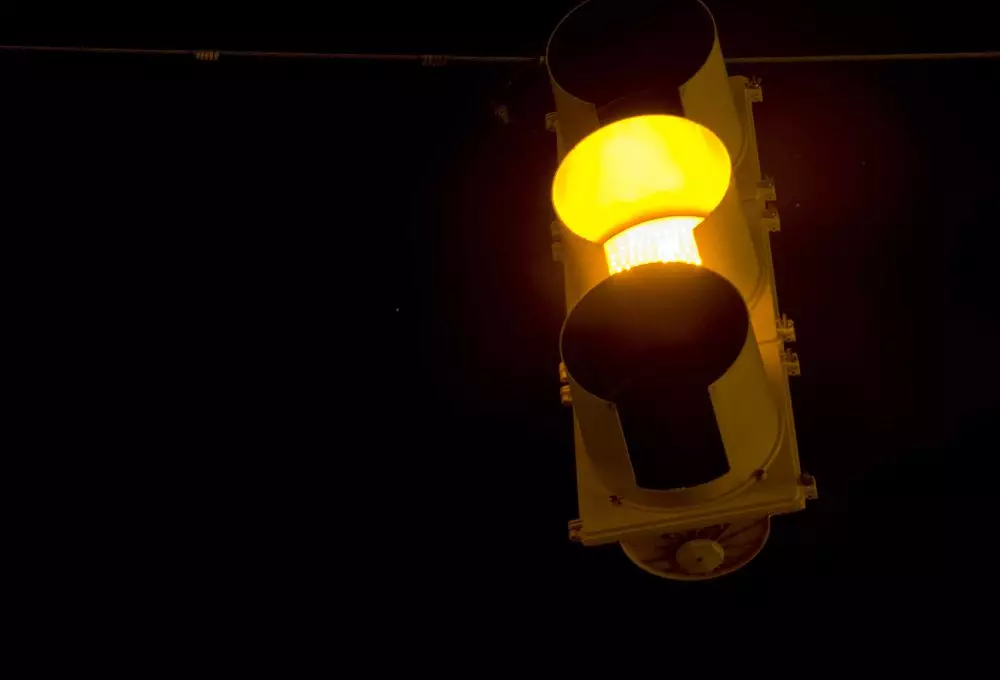 Pemandu Lebih Berkemungkinan Membrek di Lampu Kuning Jika Mereka Baru Terlihat Papan Iklan yang Memenatkan