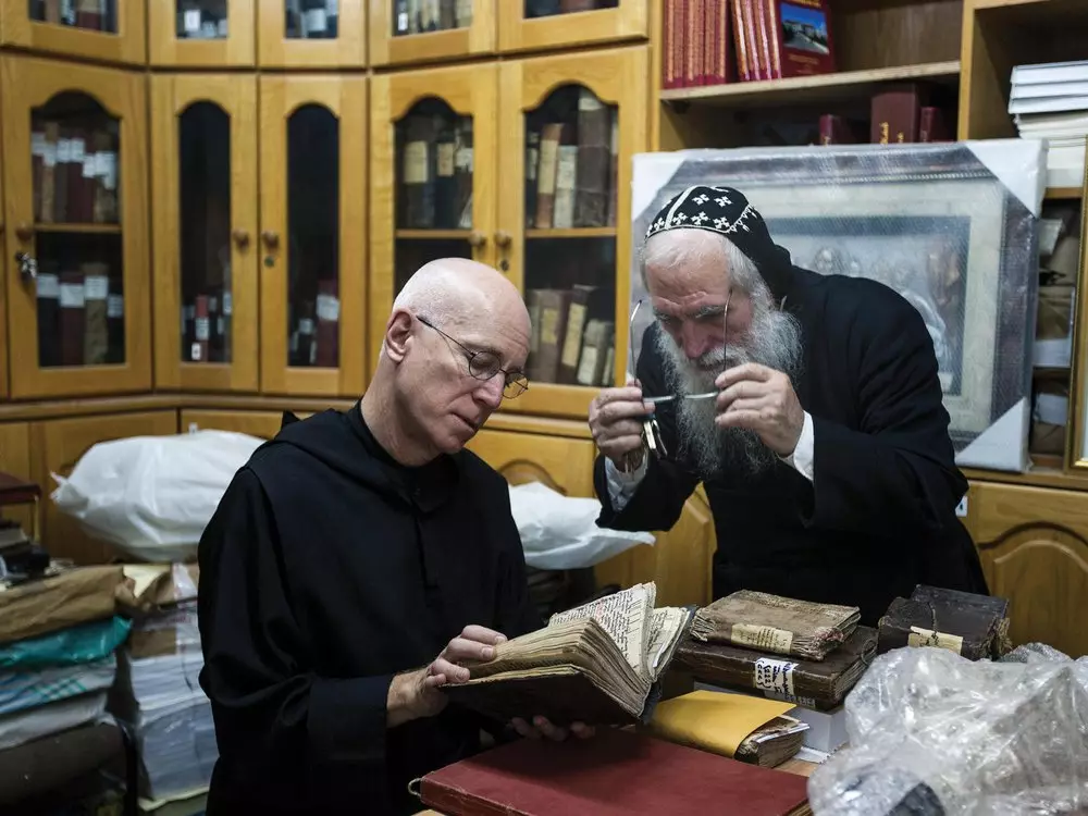 Ce moine américain parcourt le monde pour sauver des documents anciens de l'oubli