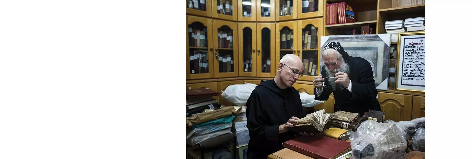 Este monxe americano viaxa polo mundo para rescatar documentos antigos do esquecemento 724_1