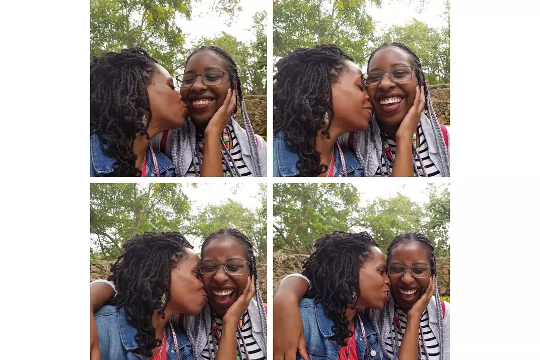 Gitter med fire billeder taget efter hinanden: en mor, der kysser sin datters kind og holder hendes hoved, mens datteren smiler og griner.
