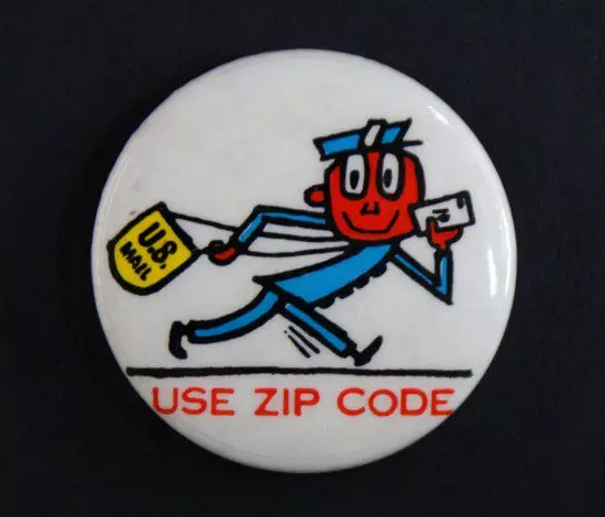 Un botón Mr. Zip, usado polos traballadores de correos como parte da campaña do Código Postal.