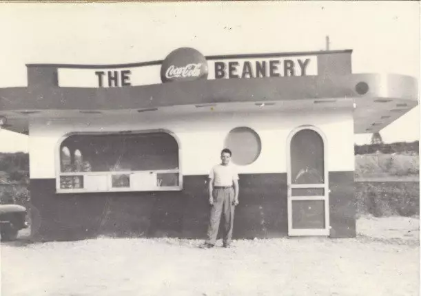 गार्नेउ आफ्नो पहिलो कर्ब-सर्भिस रेस्टुरेन्ट, द बीनरीको अगाडि 1949 मा उभिरहेका थिए।