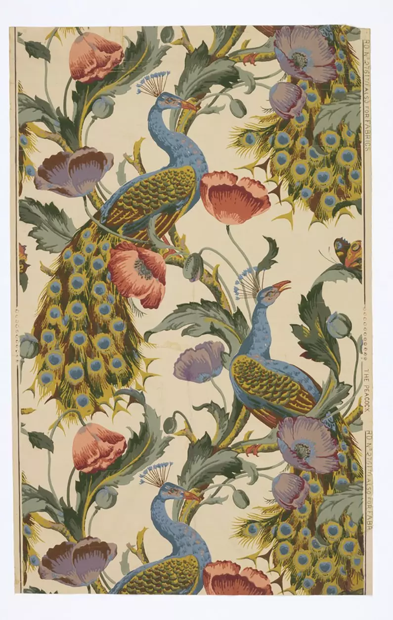 Trên giấy in bằng máy, mô-típ lặp lại của hai con công azul và chim công vàng được bao quanh bởi những bông anh túc màu tím và hồng được kết nối với dây leo trên nền trắng nhạt.