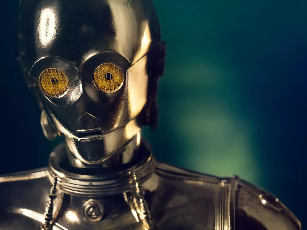 આ C-3PO કોસ્ચ્યુમ એન્થોની ડેનિયલ્સ દ્વારા પહેરવામાં આવે છે