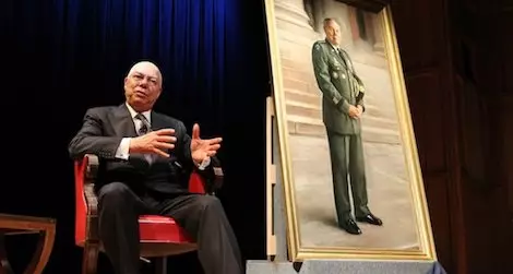 ဗိုလ်ချုပ်သည် အိမ်တော်တွင်ရှိနေသည်။ Colin Powell ၏ ပုံတူသည် မြင်ကွင်းတွင် ရှိနေသည်။