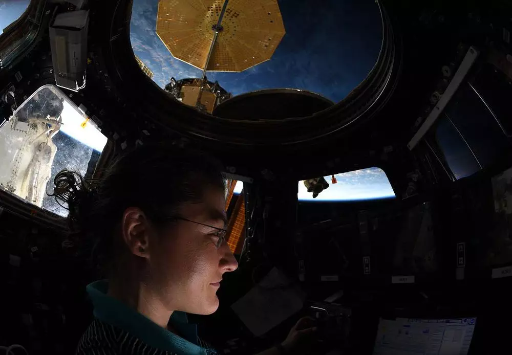 Koch gjør observasjoner fra den internasjonale romstasjonens kuppel