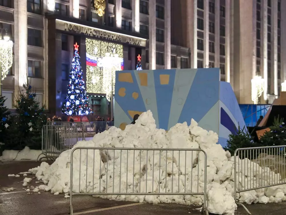 Купа штучного снігу в Москві