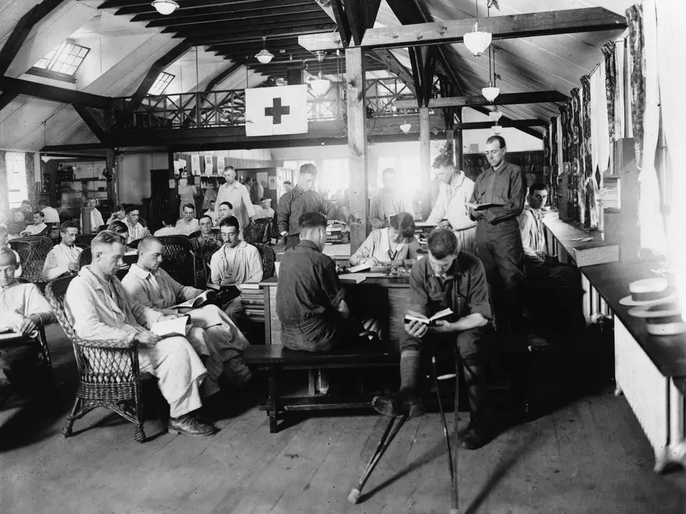 Soldaten des Ersten Weltkriegs der Vereinigten Staaten lesen in der Abteilung War Library Service des Gebäudes des Roten Kreuzes im Walter Reed Hospital.