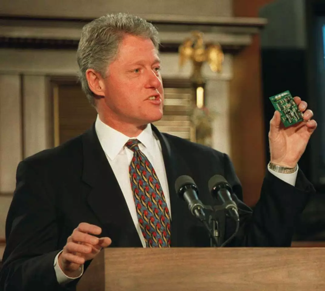 Председник Клинтон представља в-чип