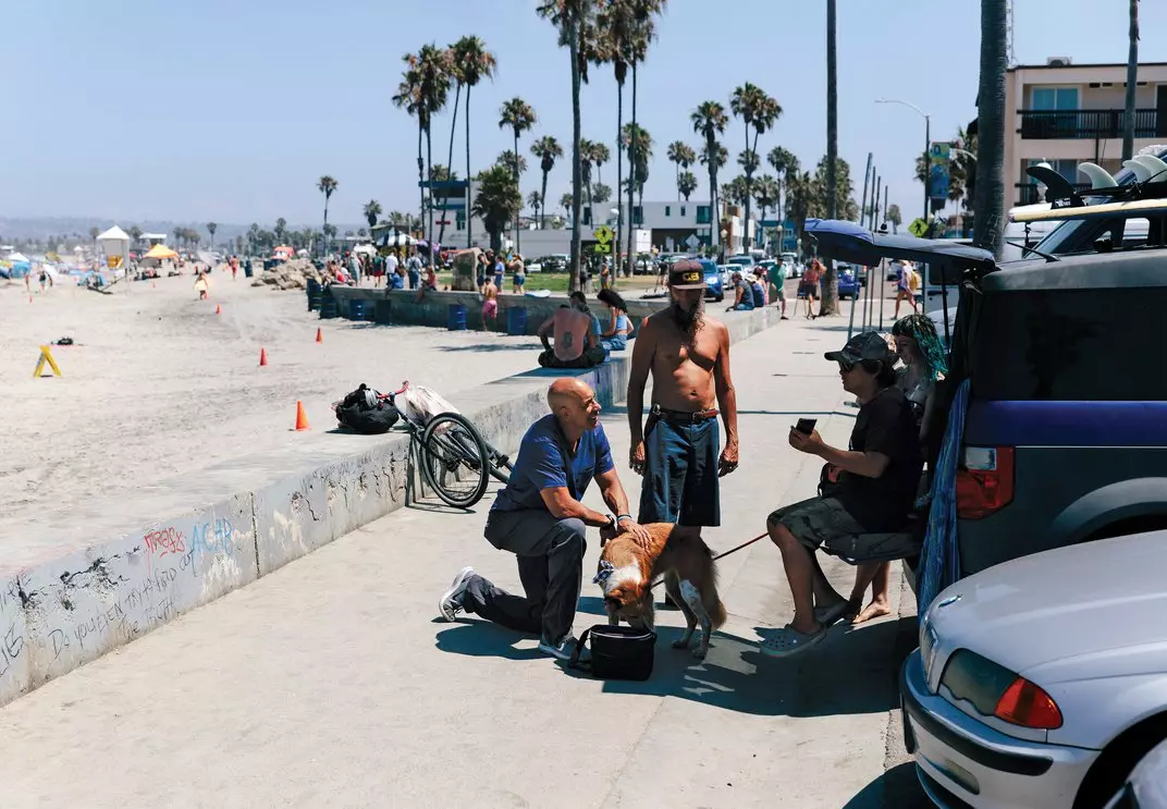 Stewart demandas post dorlotbesto en Ocean Beach en San-Diego