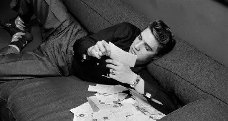 Elvis vo veku 21 rokov: Presley číta poštu fanúšikov 17. marca 1956