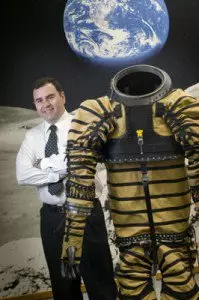 Pak aan met ruimtevaarder-kleermaker Pablo de Leon