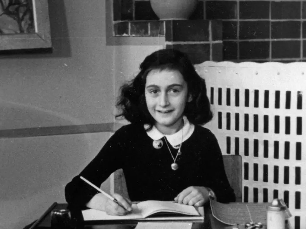 Maaaring Hindi Napagkanulo si Anne Frank
