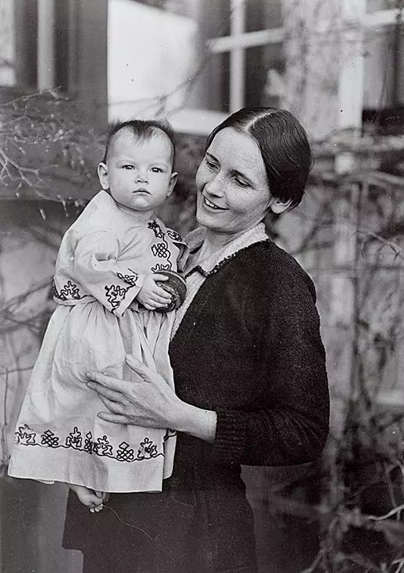 Ann Axtell Morris no campo coa filla Sarah Lane Morris