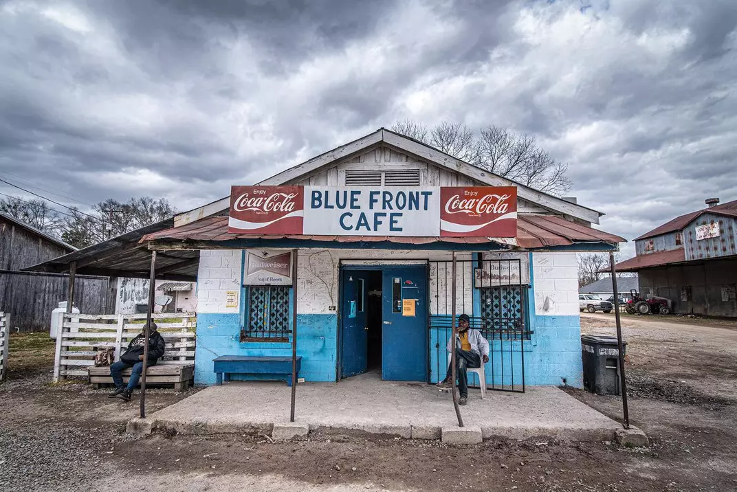 Blue Front Cafe sa labas
