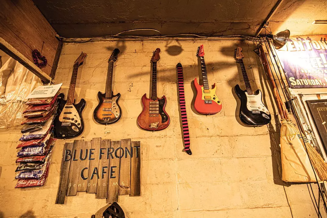 Mga gitara sa dingding sa Blue Front Cafe