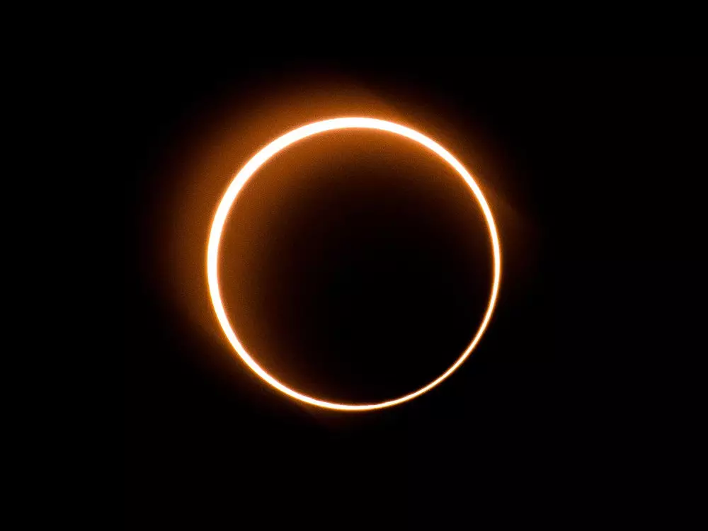 Un eclipsi "anell de foc" va enlluernar els espectadors d'Àsia i Orient Mitjà