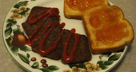 Scraple de Snowpocalypse cu ketchup, servit cu o parte de pâine prăjită.