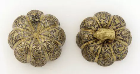Srebrna kineska kutija u obliku cvijeta, dinastija Tang, kasno 7. do početka 8. stoljeća