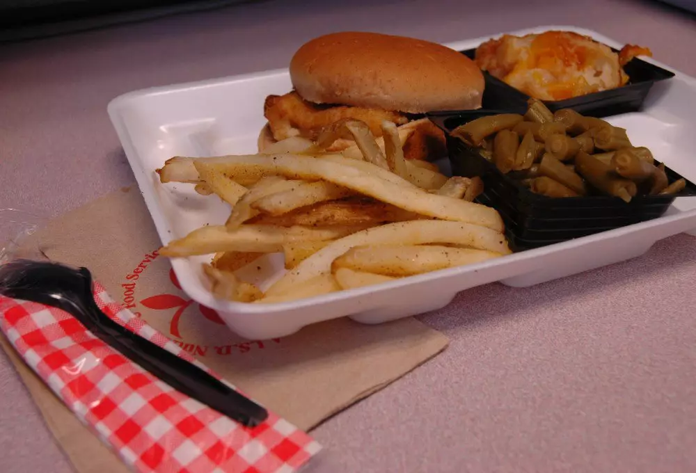 Six Public School Systems Are Trying to Replace Foam Lunch Trays With Compostable Ones
