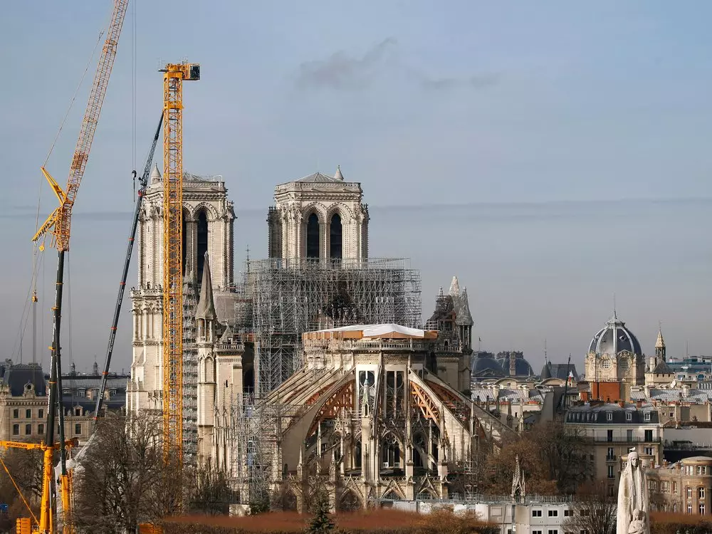 正在装修的巴黎圣母院