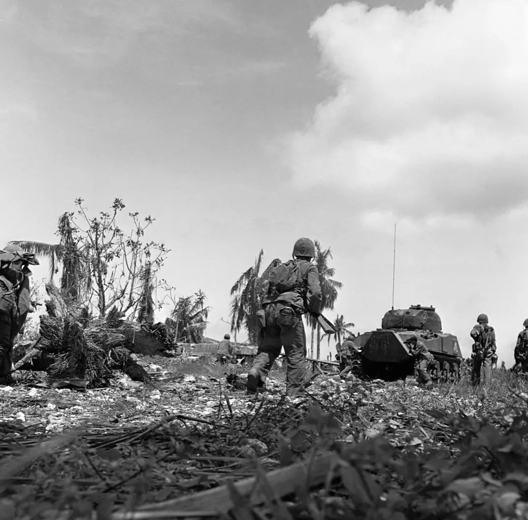 Lính thủy đánh bộ tiến lên phía sau một chiếc xe tăng trong trận Guam vào tháng 7 năm 1944.