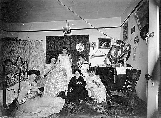 Kvinder poserede sammen med drinks i hånden i soveværelset