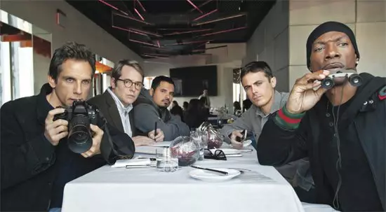 De izquierda a derecha: Ben Stiller, Matthew Broderick, Michael Peña, Casey Affleck, Eddie Murphy en Tower Heist.