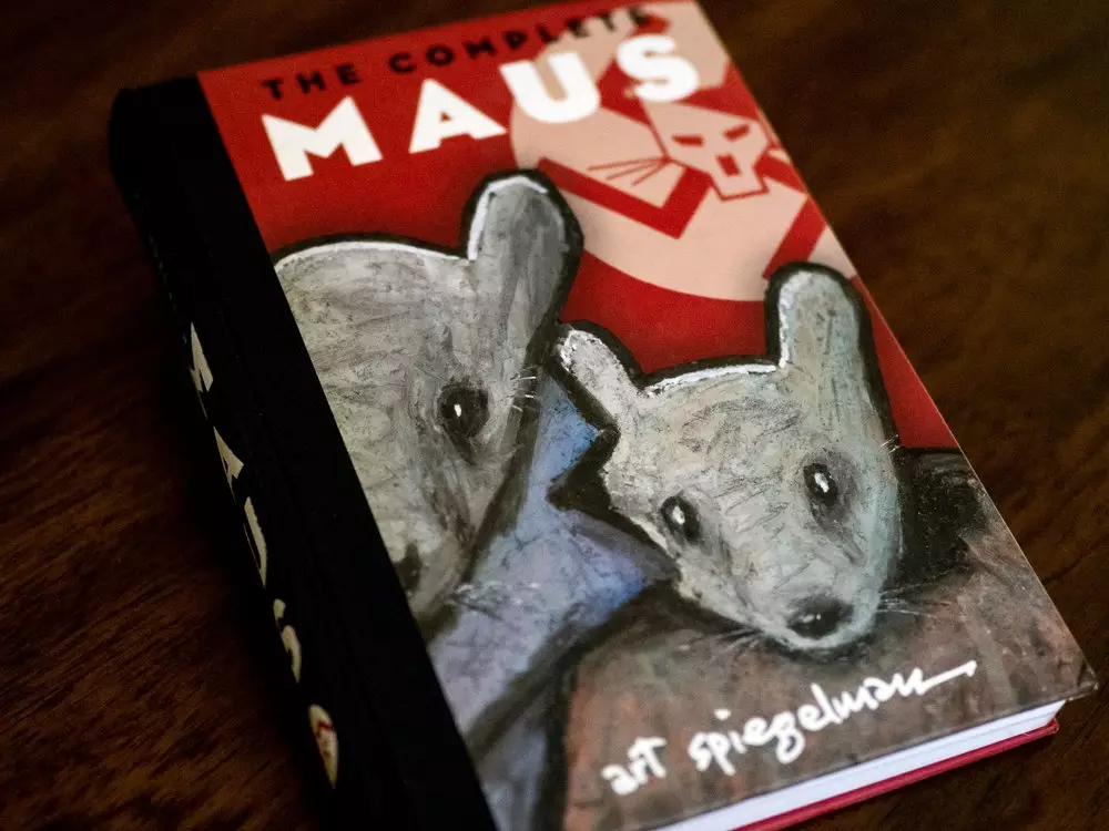 نسخه گالینگور Maus، با دو موش خاکستری روی جلد آن در مقابل پسزمینه قرمز و نماد سواستیکا