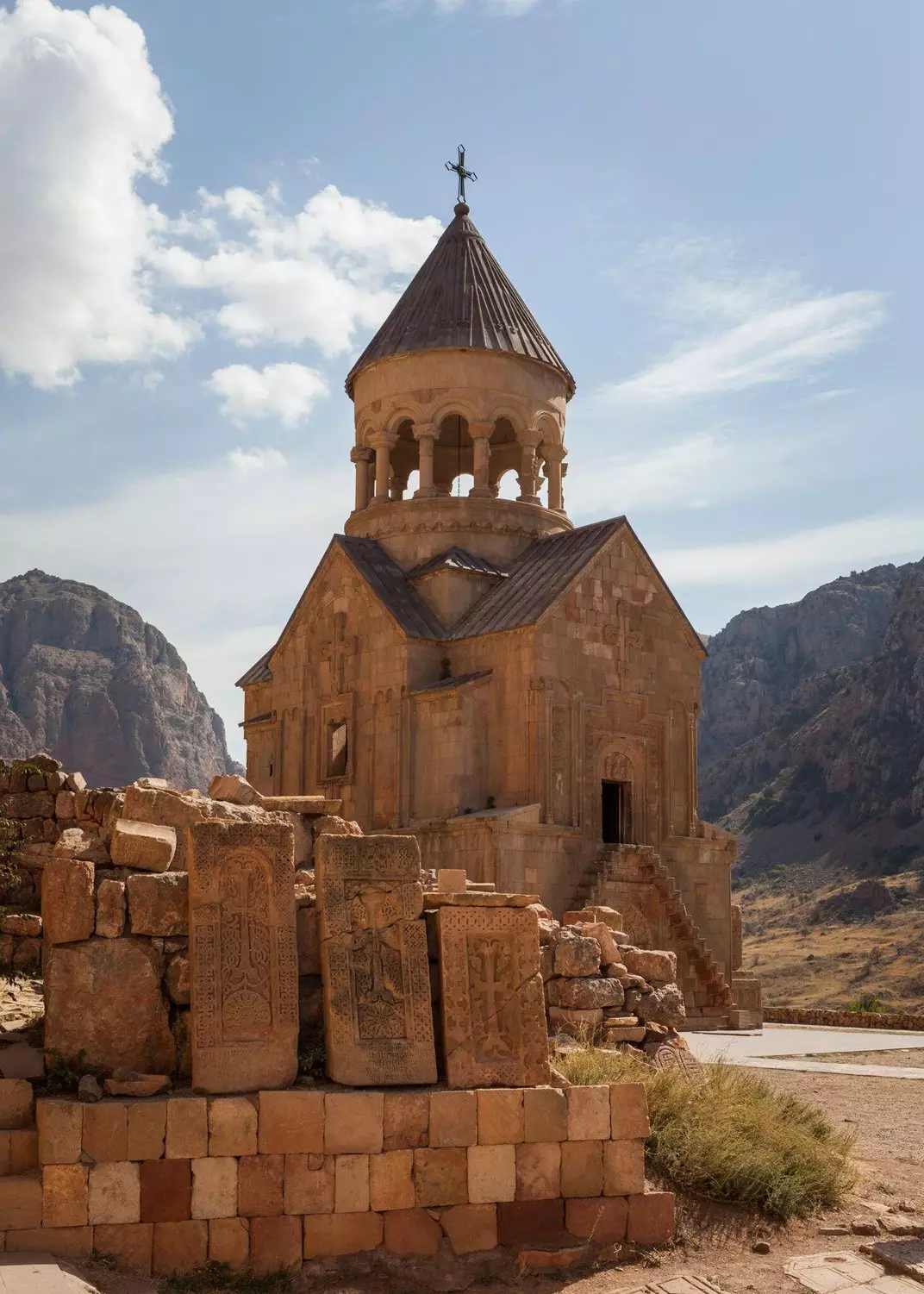 אפליקציית מציאות מדומה החינמית הזו מפילה משתמשים בלב ארמניה ההיסטורית