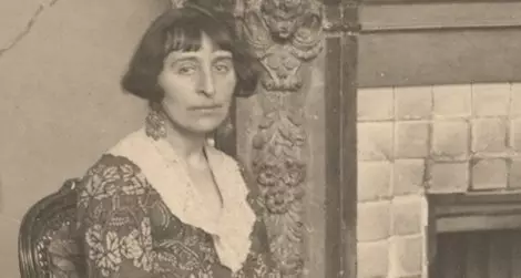 Alice B. Toklas dan Gertrude Stein (1922) oleh Man Ray