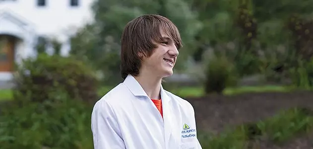 အထက်တန်းကျောင်းမှ ဒုတိယနှစ်ကျောင်းသားသာ Jack Andraka သည် သေစေတတ်သော ကင်ဆာပုံစံအတွက် စမ်းသပ်မှုအသစ်ကို တီထွင်နိုင်ခဲ့သည်။