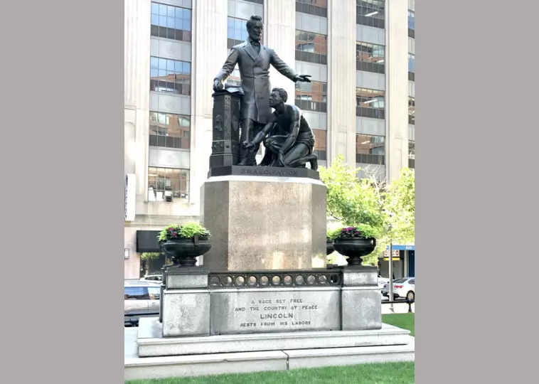 波士顿用跪着释放的人移除了有争议的林肯雕像