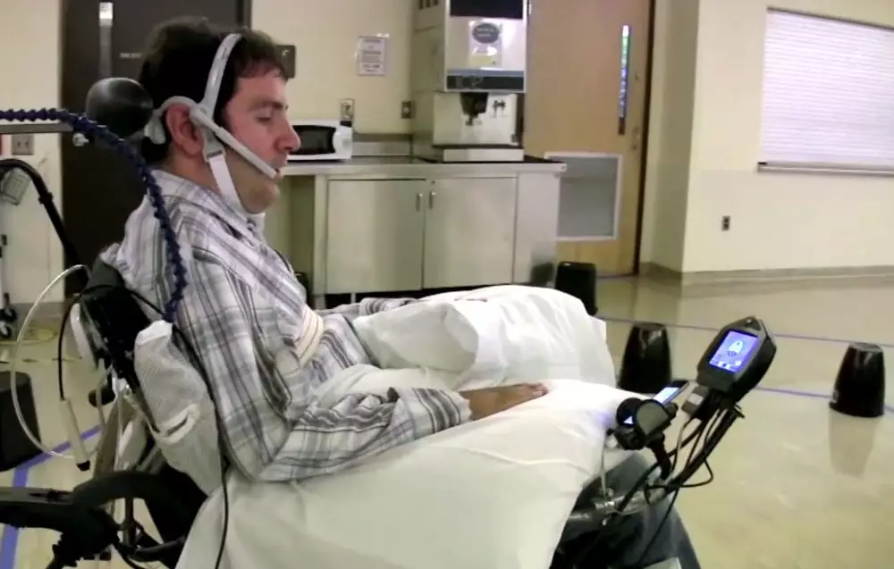 Оваа инвалидска количка ја контролира јазикот на парализиран пациент