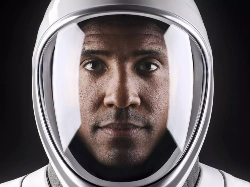 Icyogajuru cya NASA na Pilote Victor Glover batangiriye kuri Sitasiyo Mpuzamahanga ku butumwa bwa SpaceX Crew-1 bw'ikigo. (UmwanyaX)