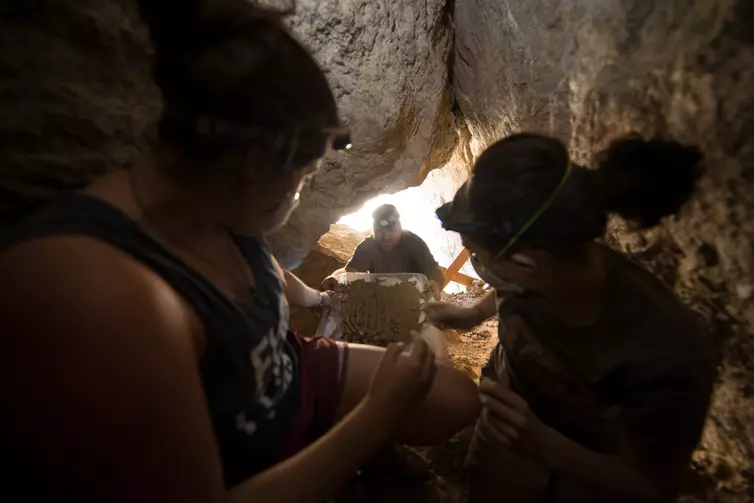 Ħolqien ta 'prototip ta' realtà virtwali tal-grotta Cache