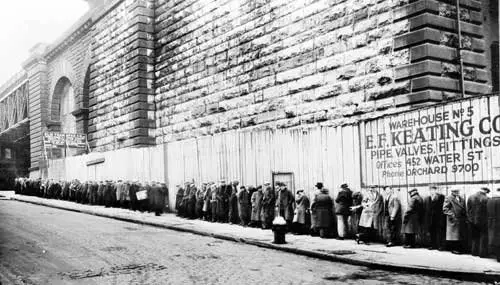 1929. aasta krahhi järel koguneb leivarida Brooklyni silla lähedal.