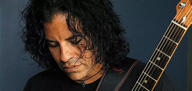 Apache-gitarist Stevie Salas