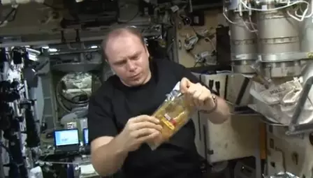 นี่คือวิธีที่นักบินอวกาศจะกินอาหารค่ำวันขอบคุณพระเจ้าในอวกาศ