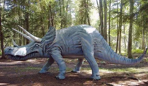ایک Triceratops مشی گن میں گھومتا ہے۔