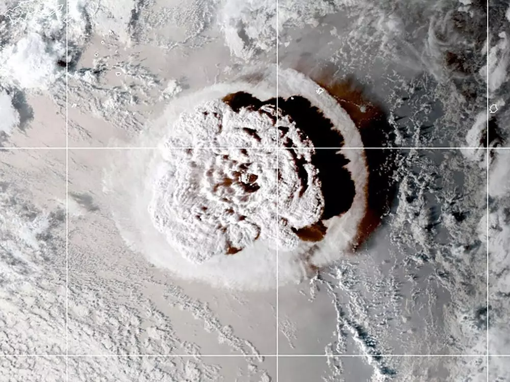 Satelitski snimak oblaka pepela pepela od erupcije vulkana u Pacifiku
