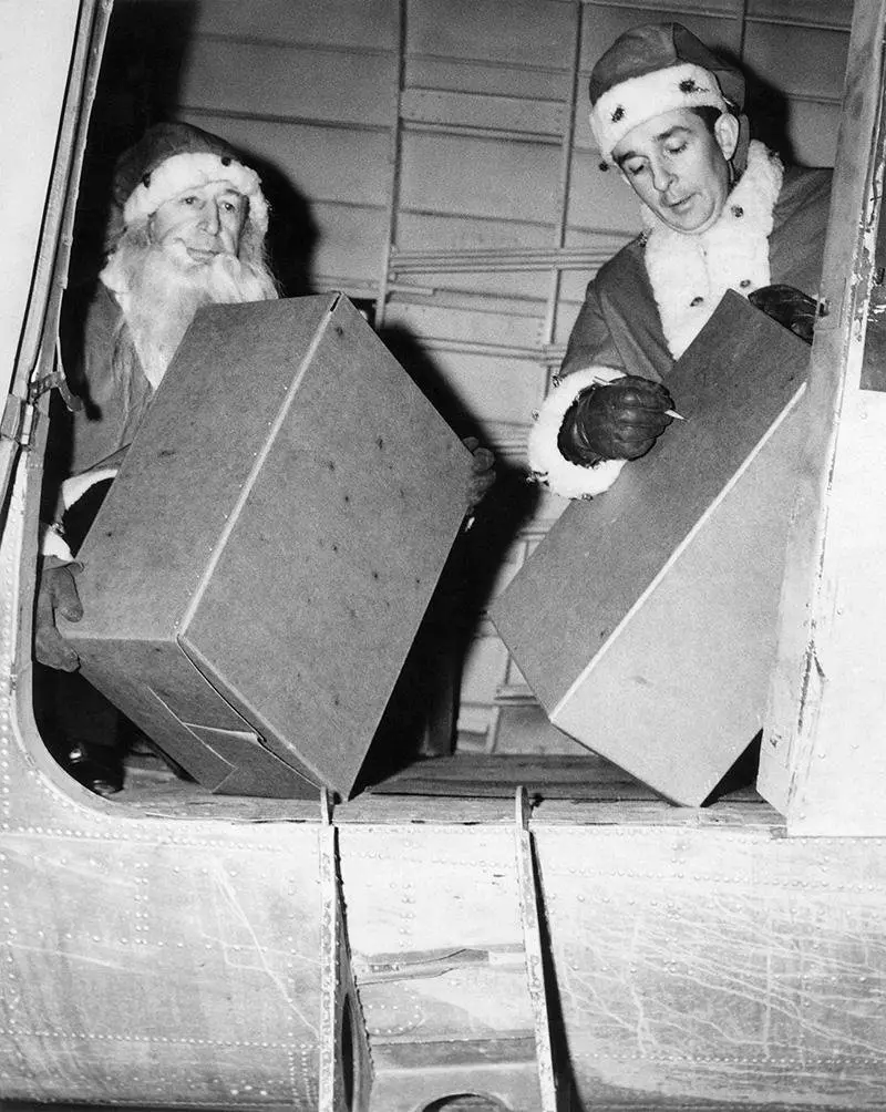 หลังจาก 90 ปี 'Flying Santa' ยังคงทิ้งของขวัญจากเครื่องบิน