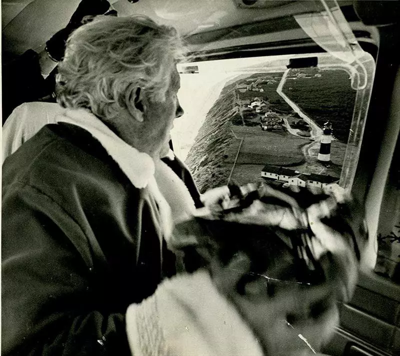 Μετά από 90 χρόνια, ο «Ιπτάμενος Άγιος Βασίλης» εξακολουθεί να ρίχνει δώρα από αεροπλάνο