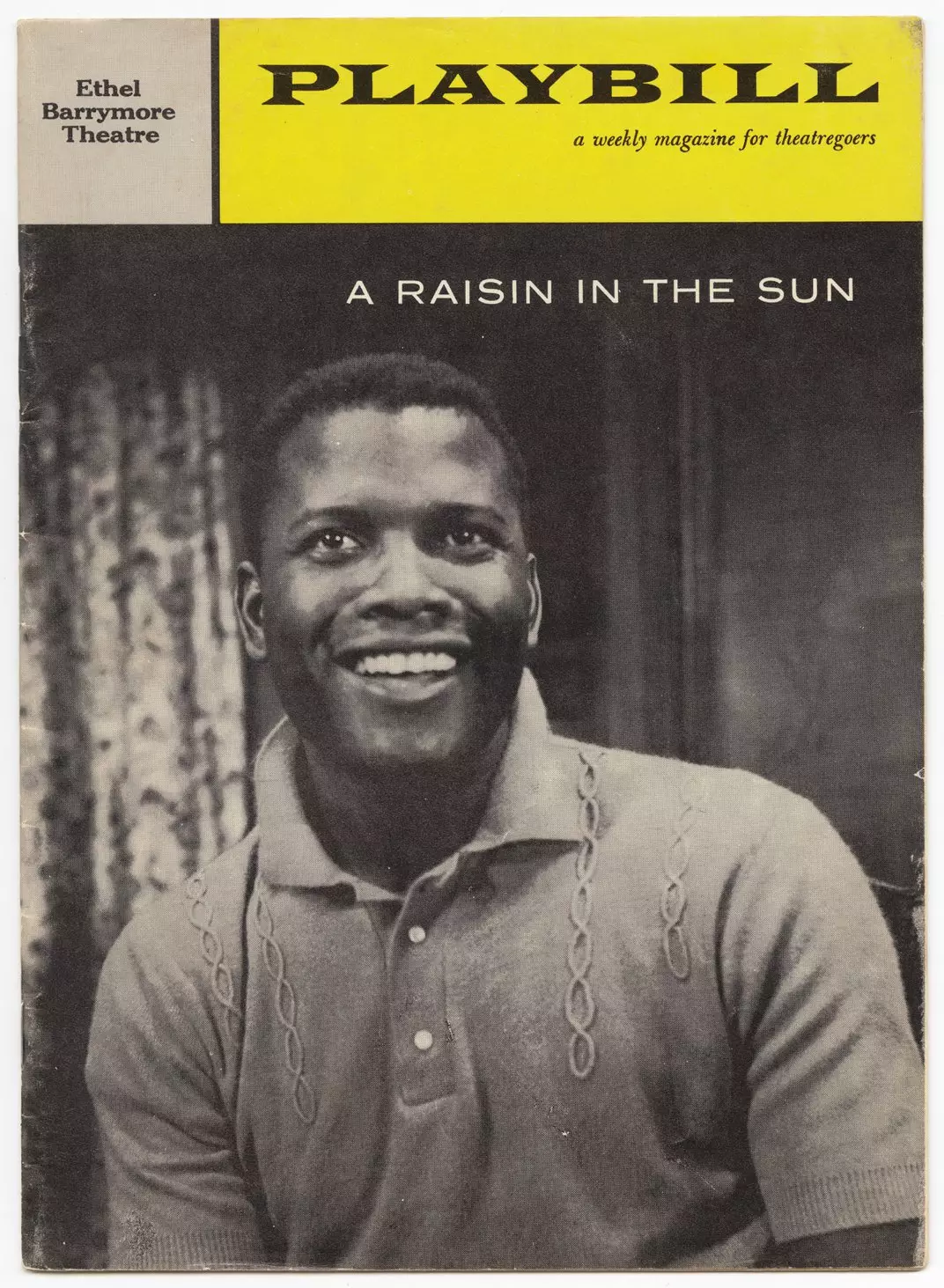 Affiche met een zwart-wit portret van een jonge Poitier, glimlachend en opkijkend in een poloshirt